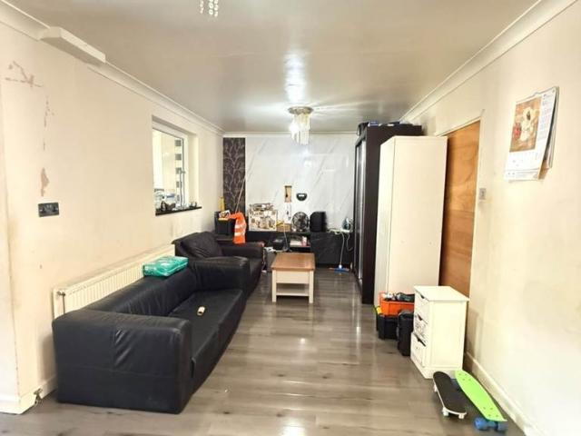 Harborough Close, Slough 4 bed semi detached house to rent £2,050 pcm £473 pw