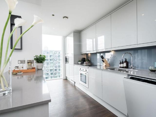 Harbour Way, Canary Wharf, LONDON, E14 3 bed flat to rent £4,245 pcm £980 pw