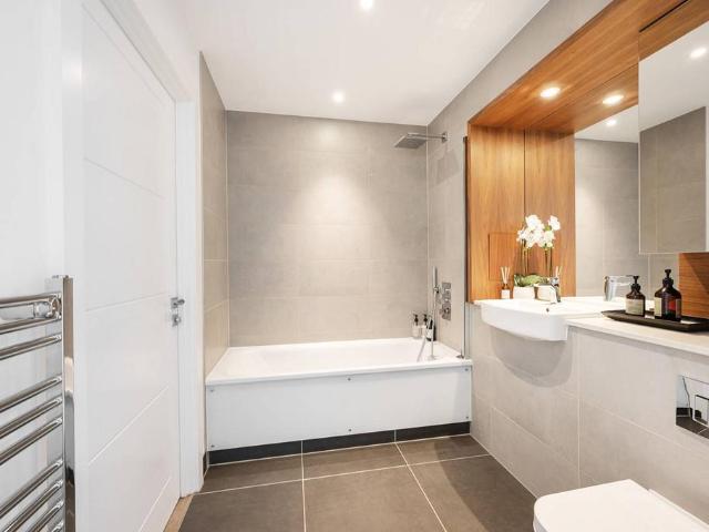 Harbour Way, Canary Wharf, LONDON, E14 3 bed flat to rent £4,320 pcm £997 pw