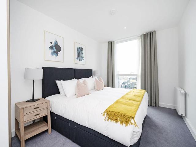 Harbour Way, Canary Wharf, LONDON, E14 3 bed flat to rent £4,320 pcm £997 pw