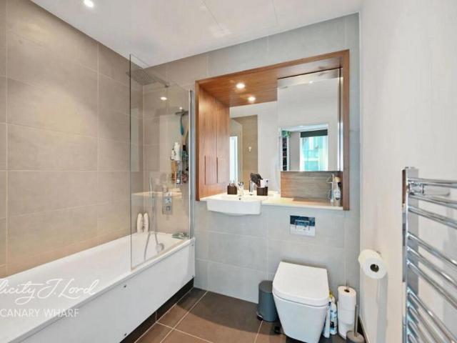 Harbour Way, London 1 bed apartment to rent £2,350 pcm £542 pw