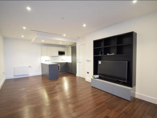 Harbour Way, London E14 1 bed apartment to rent £2,499 pcm £577 pw