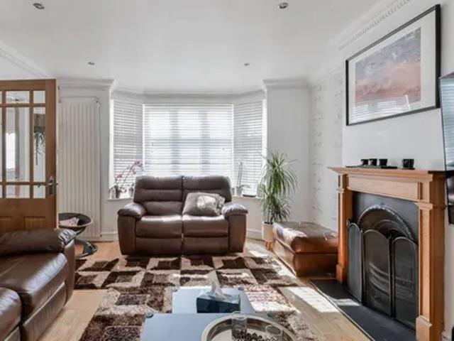 Harcourt Avenue, Broadfields, London, HA8 8YN, United Kingdom | 4 bed duplex for rent #138694524 | Rentberry