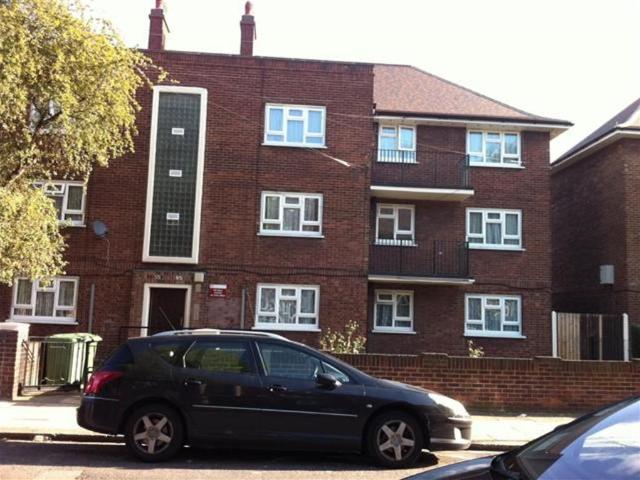 Harcourt Avenue Manor Park London 3 bed flat to rent £2,499 pcm £577 pw