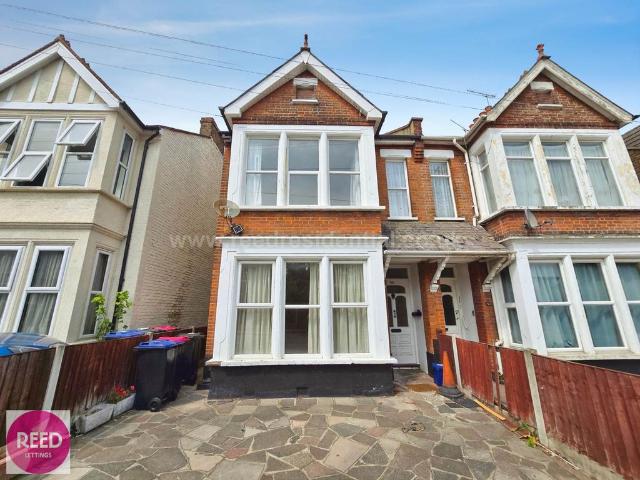 Harcourt Avenue, Southend On Sea 3 bed semi detached house to rent £1,900 pcm £438 pw