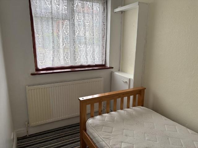 Hardinge Close, Uxbridge 4 bed semi detached house to rent £2,400 pcm £554 pw