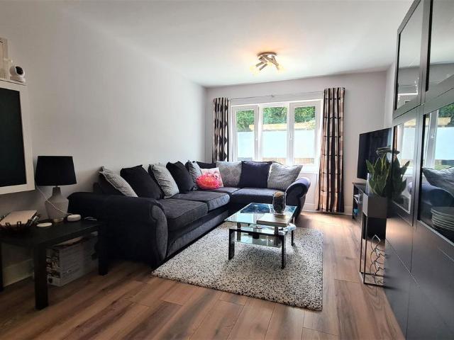 Hardings Close, Hemel Hempstead HP3, 2 bed flat to rent, £1,450 pcm | PrimeLocation