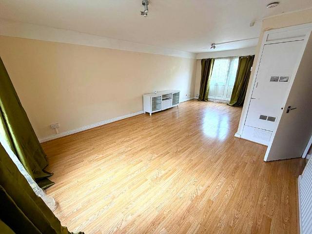 Hardwicke Street, Barking IG11 3 bed flat to rent £1,900 pcm £438 pw
