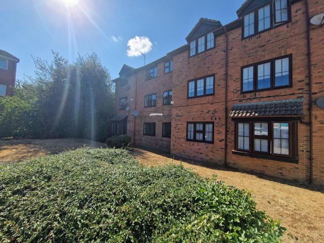 Hardwicke Place, ST. ALBANS, AL2 2 bed apartment to rent £1,650 pcm £381 pw