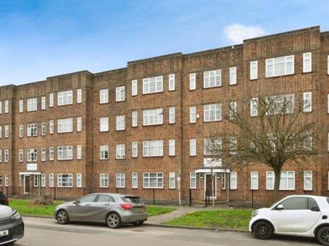 Hare Hall Lane, Romford, 3 Bedroom Flat