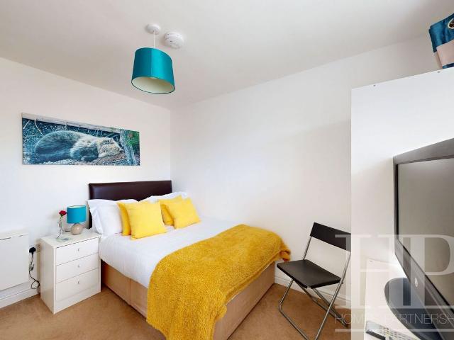 Hare Lane, Langley Green RH11, Room to rent, £740 pcm | PrimeLocation