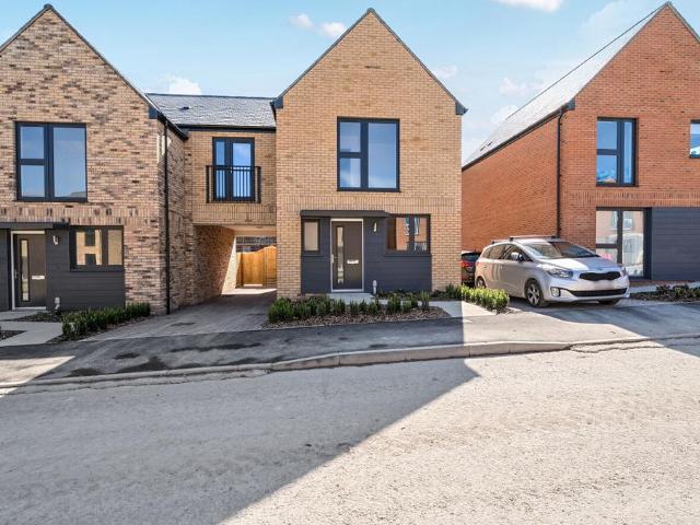 Harebell Way, Hampshire SO22 3 bed end of terrace house to rent £2,400 pcm £554 pw