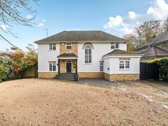 Harestone Valley Road Caterham CR3 5 bed detached house to rent £3,650 pcm £842 pw