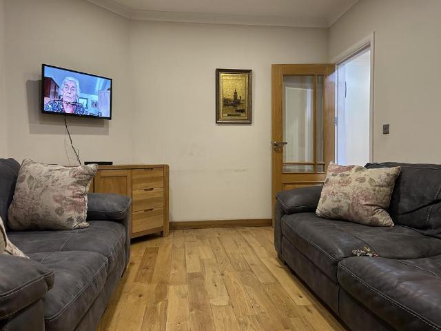 Harewood Avenue, Northolt UB5 2 bed semi detached bungalow to rent £2,100 pcm £485 pw
