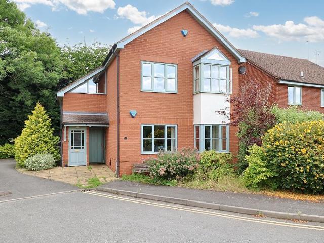 Harger Mews, Kenilworth 2 bed apartment to rent £1,050 pcm £242 pw