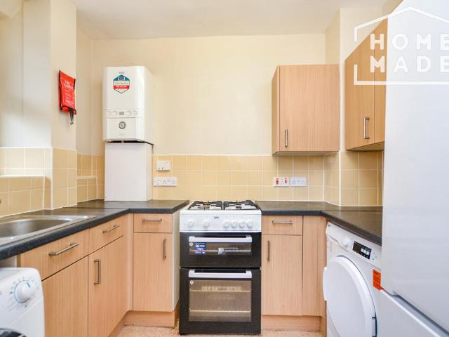 Hargreaves House W12 3 bed flat to rent £2,750 pcm £635 pw