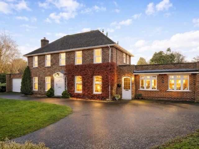 Harkness Drive, Canterbury 3 bed detached house to rent £2,700 pcm £623 pw