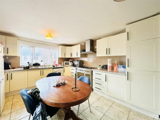 Harlaxton Drive, Nottingham NG7 7 bed detached house to rent £3,033 pcm £700 pw