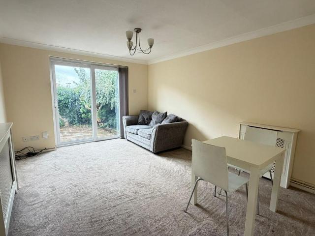 Harlech Avenue, ReadIng, BerkshIre, RG4 1 bed maisonette to rent £1,099 pcm £254 pw