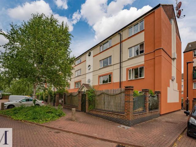 Harlech Gardens, Hounslow