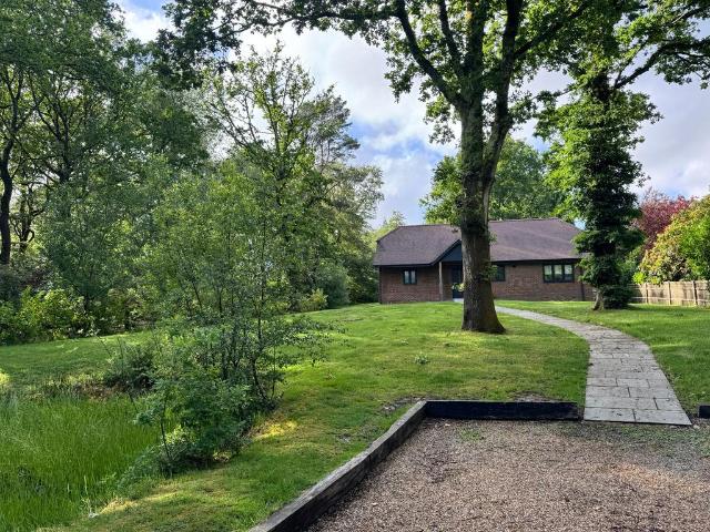 Harlequin Lane, Crowborough TN6 3 bed detached bungalow to rent £2,600 pcm £600 pw