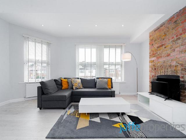 Harlesden Road, London, NW10 3 bed apartment to rent £3,100 pcm £715 pw