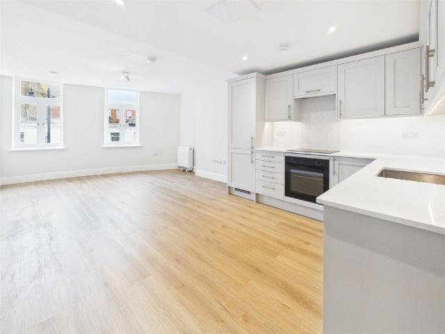 Harley House, London Road, Twickenham 2 bed apartment to rent £2,500 pcm £577 pw