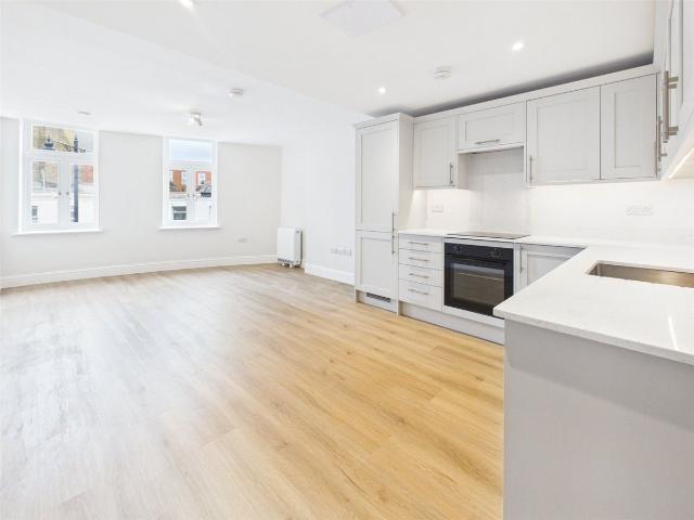 Harley House, London Road, Twickenham TW1, 2 bed flat to rent, £2,500 pcm | PrimeLocation