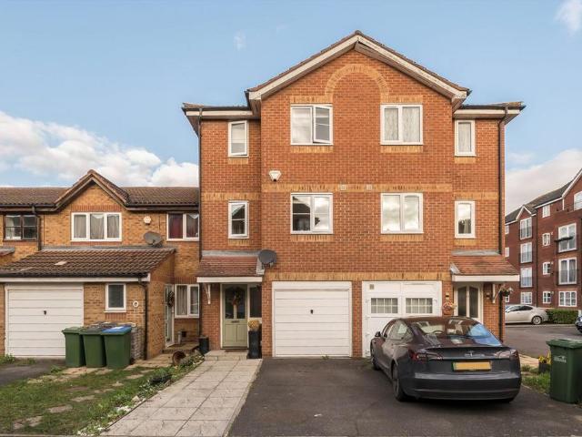 Harlinger Street, Charlton 3 bed semi detached house to rent £2,600 pcm £600 pw
