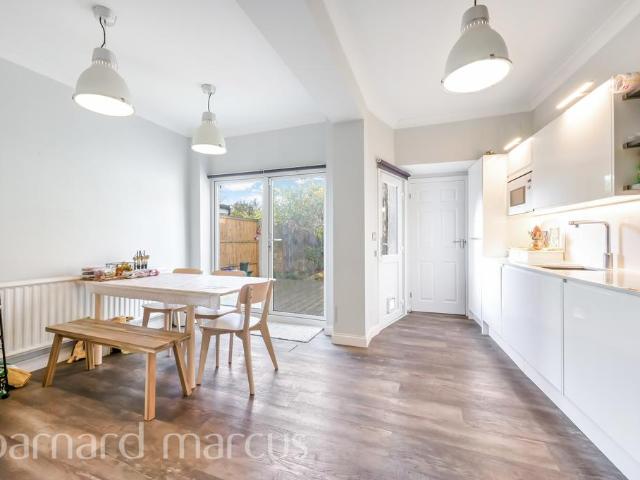 Harlington Road East, FELTHAM 3 bed house to rent £2,300 pcm £531 pw