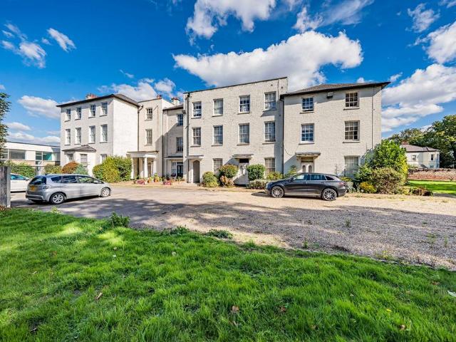 Harlington Road, Uxbridge, UB8 2 bed flat to rent £1,795 pcm £414 pw