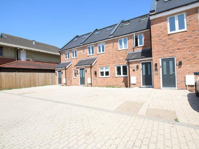 Harmondswoth 3 bed semi detached house to rent £2,999 pcm £692 pw