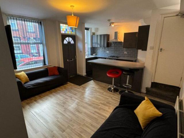 Harold Grove, Hyde Park, Leeds, LS6 1PH 3 bed terraced house to rent £1,460 pcm £337 pw
