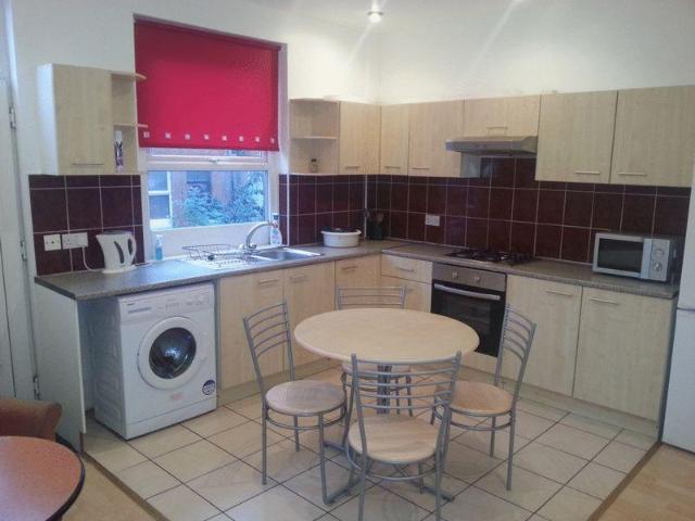 Harold Grove, Leeds LS6 4 bed house to rent £2,271 pcm £524 pw