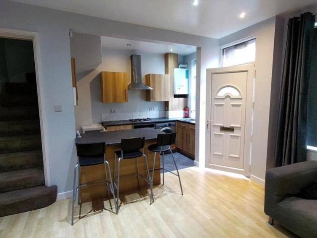Harold Place 3 bed house to rent £1,235 pcm £285 pw