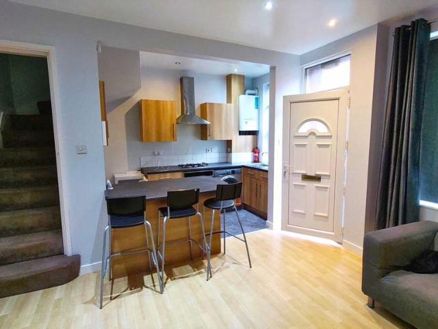Harold Place, Leeds LS6 3 bed terraced house to rent £1,235 pcm £285 pw