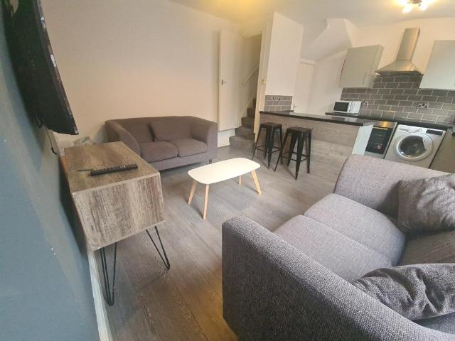 Harold View, Leeds 2 bed house to rent £1,118 pcm £258 pw