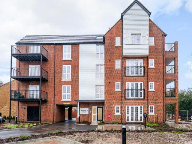Harp Avenue, Hampshire GU34 2 bed flat to rent £1,650 pcm £381 pw