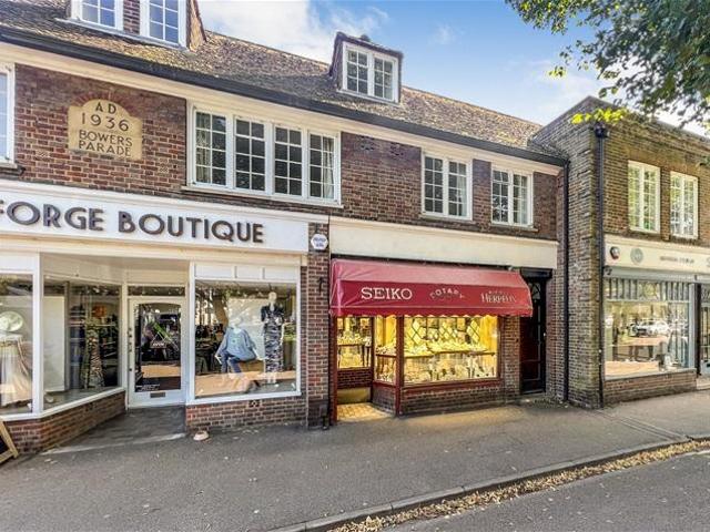 Harpenden AL5 2 bed flat to rent £1,600 pcm £369 pw