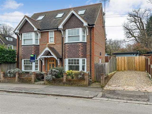 Harpenden AL5 3 bed detached house to rent £3,500 pcm £808 pw