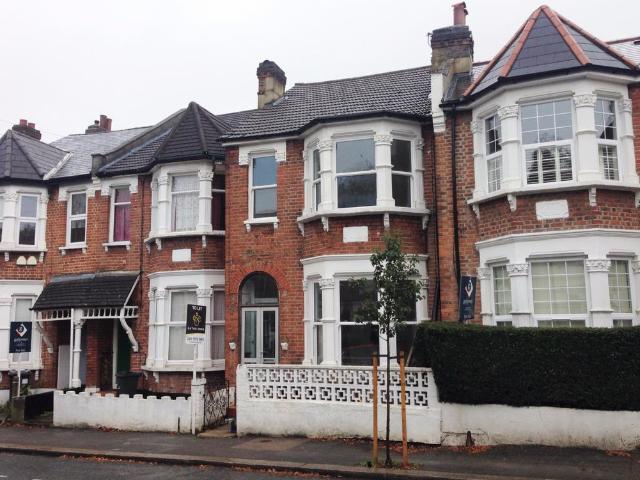 Harpenden Road, London, SE27 4 bed terraced house to rent £3,600 pcm £831 pw