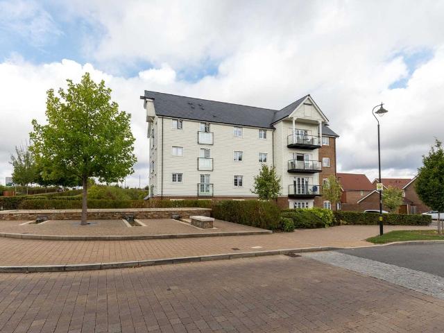 Harpers Lodge, Arundale Walk RH12, 2 bed flat to rent, £1,600 pcm | PrimeLocation