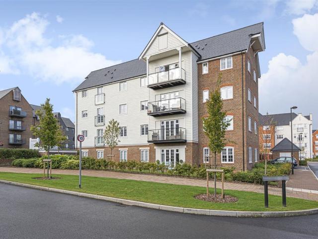 Harpers Lodge, Horsham, West Sussex, 1 RH12, 2 bed flat to rent, £1,550 pcm | PrimeLocation