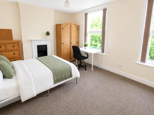 Harrington Drive, Nottingham NG7 6 bed semi detached house to rent £2,470 pcm £570 pw