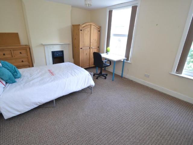 Harrington Drive, Nottingham NG7 6 bed semi detached house to rent £2,470 pcm £570 pw