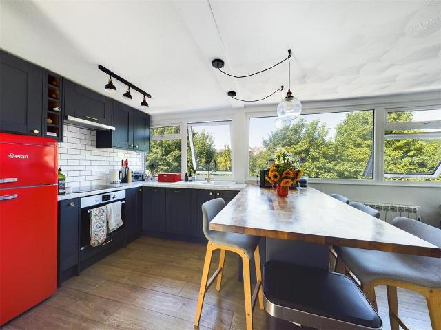 Harrington Road, Brighton 2 bed flat to rent £1,650 pcm £381 pw