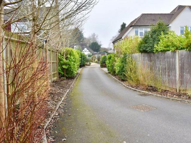 Harriotts Drive, Ashtead, Surrey, KT21 2AA
