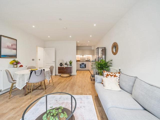Harrison Walk Greenwich SE10 2 bed apartment to rent £2,700 pcm £623 pw