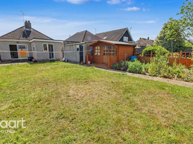 Harrow Crescent, Romford 3 bed detached bungalow to rent £2,250 pcm £519 pw