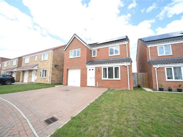 Harrow Drive, Beck Row, Bury St. 4 bed detached house to rent £1,730 pcm £399 pw